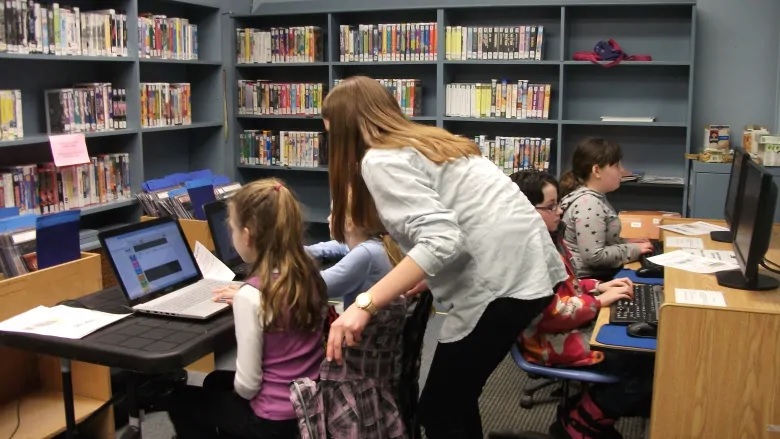 Ford halves funding for Ontario public library services – RCI | English