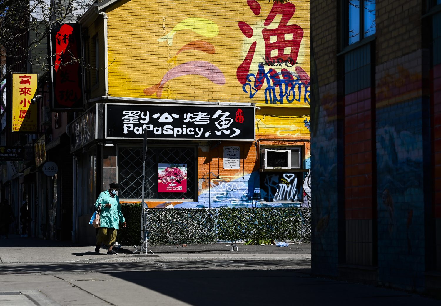 A person walks along Spadina Avenue in Chinatown in Toronto – RCI | English A person walks along Spadina Avenue in Chinatown in Toronto – RCI | English