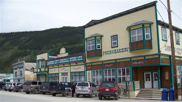 Des commerces de la rue Front à Dawson City Photo : Philippe Moulier ...